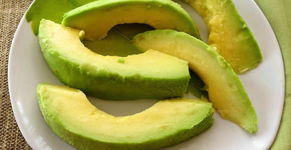 Ecco perché mangiare un avocado al giorno fa benissimo alla salute