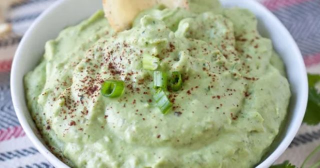 Broccomole: come si prepara la salsa che fa dimagrire