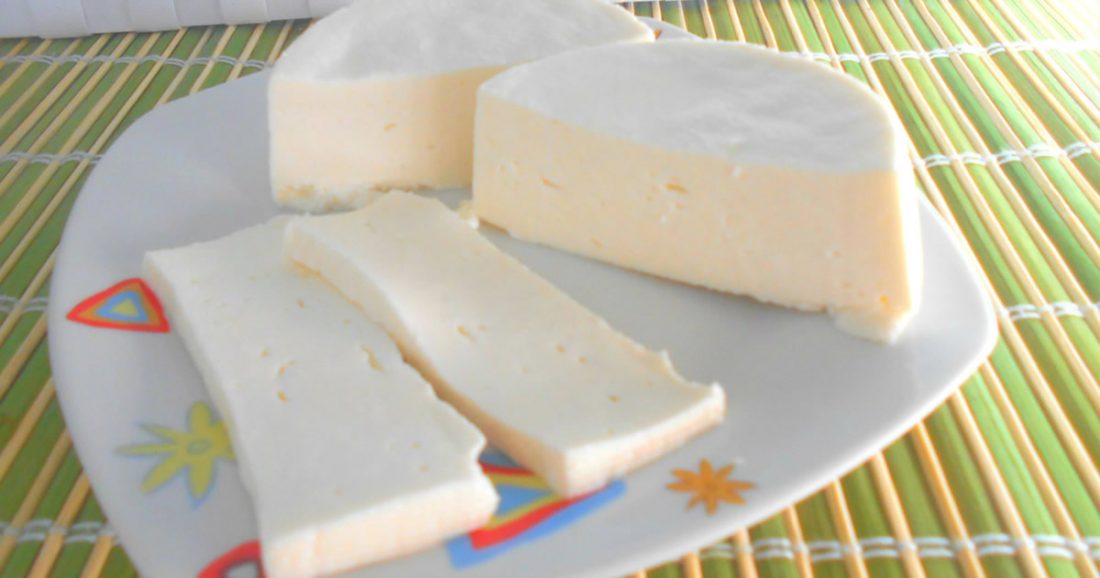 Come preparare un formaggio fresco con 1 litro di latte, 1 yogurt e ...