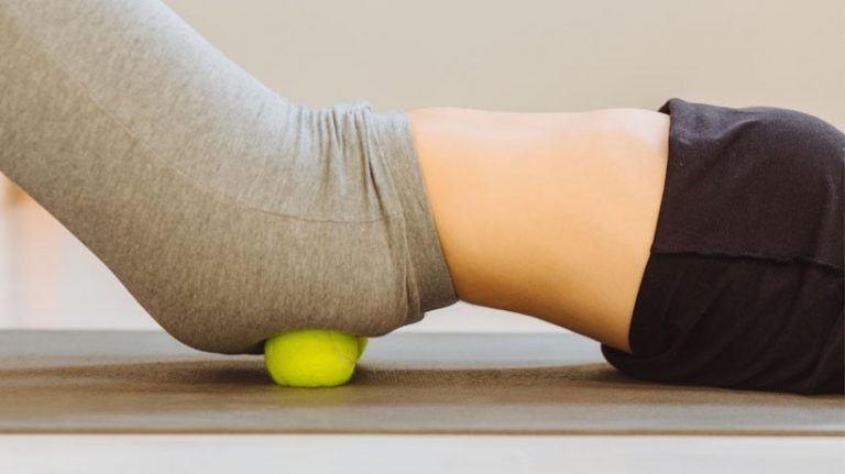 Come alleviare la sciatica con una pallina da tennis