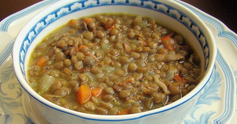 La ricetta migliore per preparare le lenticchie: la zuppa da mangiare ...